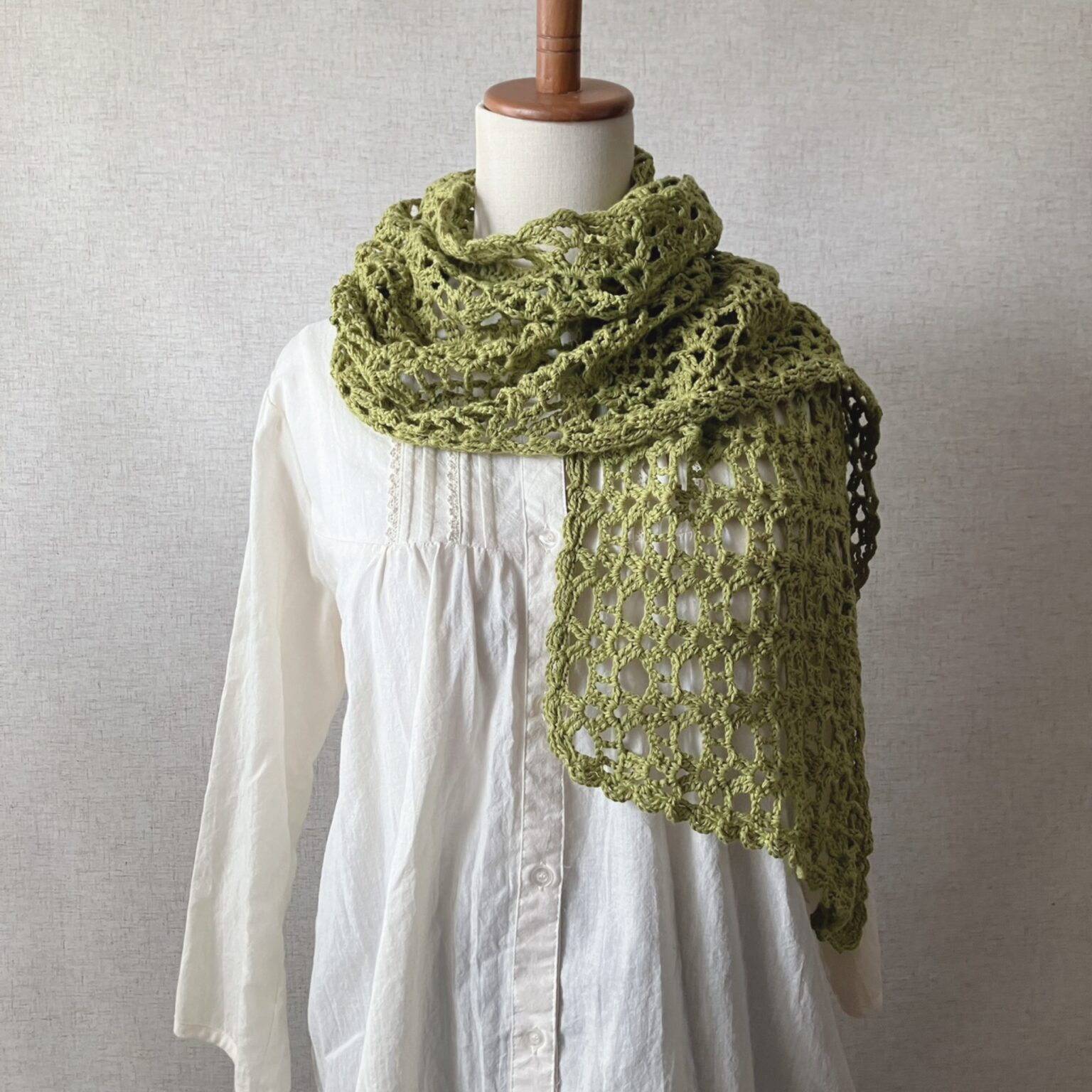 【キット】パイナップル模様のレーシーストール – 手編みウェア＆雑貨の無料編み図 ATELIER *mati*